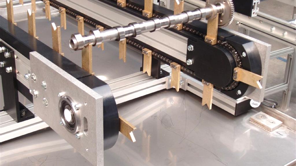 Conveyor belt control for product synchronisation